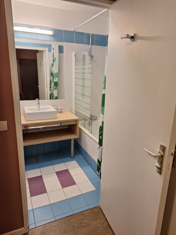 Newly Renovated Air-conditioned Apartment 500m From The Beach In A Secure Residence - Sanary-sur-Mer