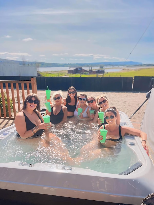 Cosy Lakeside Lodge, Ensuite Bedrooms, Pet-friendly, Opt Spa.  Belleek Fermanagh - County Donegal