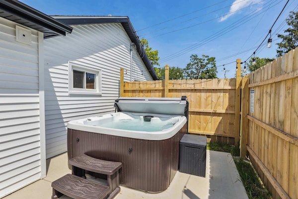 Vermilion Getaway - Hot Tub Game Room Patio - Vermilion, OH