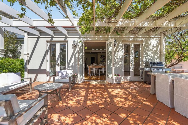 Stunning Country Getaway  - Pool + Tennis Court - Orange