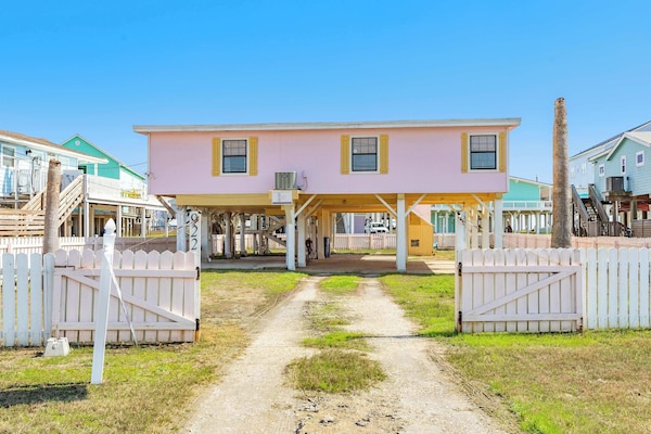 Filtered Gulf Views, Enclosed Yard, Beachgoer Ready! - Lake Jackson, TX