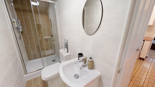Entire Serviced Apartment In Prestwich. On The Doorstep Of Heaton Park! - Bury
