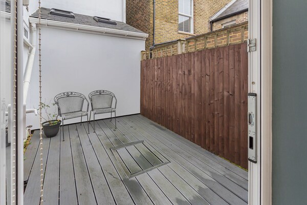 Great Spacious House With Parking And Garden - Hove