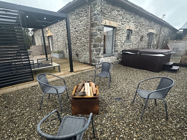 Stylish Barn Conversion, Sleeps 5, With Hot Tub - Laugharne