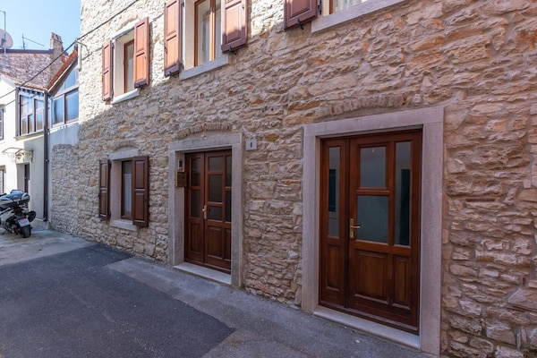 Charmantes Cottage Im Stadtzentrum, Nur 100 Meter Vom Meer In Novigrad Entfernt - Novigrad