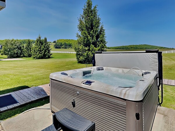 Dacha Verde | Luxe, Game Room, Hot Tub - Oakland, MD