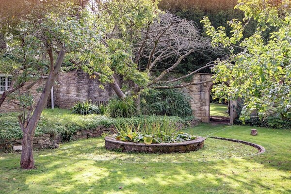 Secret Garden Cottage - New! - Bath