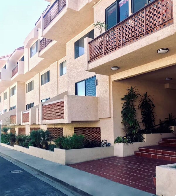C53: Bahia Vista Stylish Condo, Newly Remodeled, King Bed, Wifi,  And Bbq - Avalon, CA