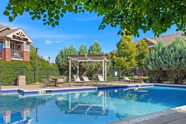 Timberline Retreat  King Bed, Fireplace & Pool! - Fort Collins, CO