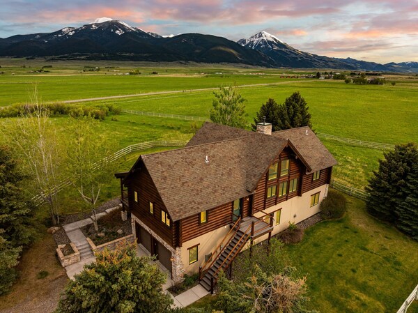 Yellowstone Log Chalet: Sleeps 10 With Hot Tub & Stunning Mountain Views! - Montana