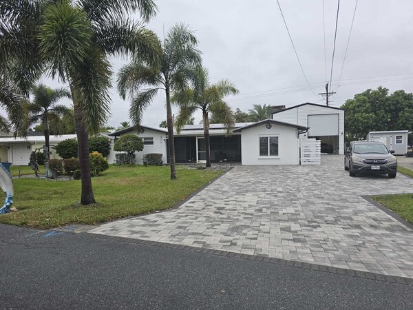 Charming Barn In Adorable North Fort Myers With Ac, Wifi - North Fort Myers, FL