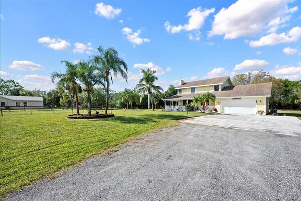 Secluded 2.5 Acre Farmhouse With Wrap-around Porch - Fort Pierce, FL
