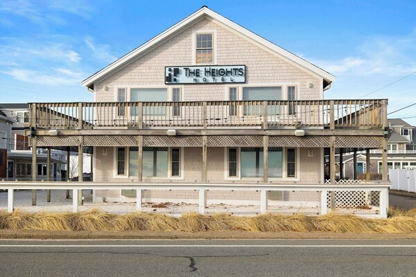 Ocean View 1 Queen Bed Room With Vibrant Vibe - Woods Hole, MA