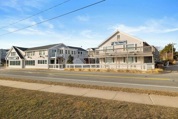 Spacious 2-bedroom King Suite - Comfort & Style | Sleeps 5 - Woods Hole, MA