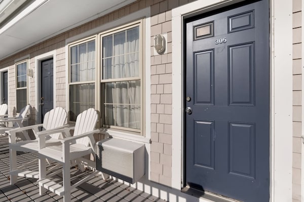 Cozy 1 Queen Bed Escape Near Beach & Fun - Falmouth, MA