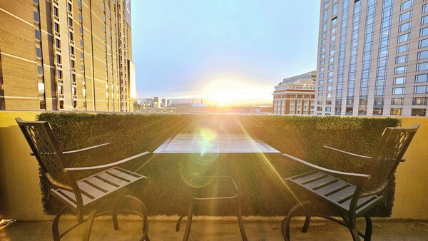 New- One-bedroom Condo, Parking, And High-speed Wifi In Downtown Denver - Denver, CO