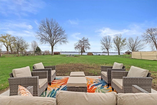 Spacious Newly Renovated 5-bedroom Lake Front House In Charming Beaver Dam Wi - 폭스 레이크