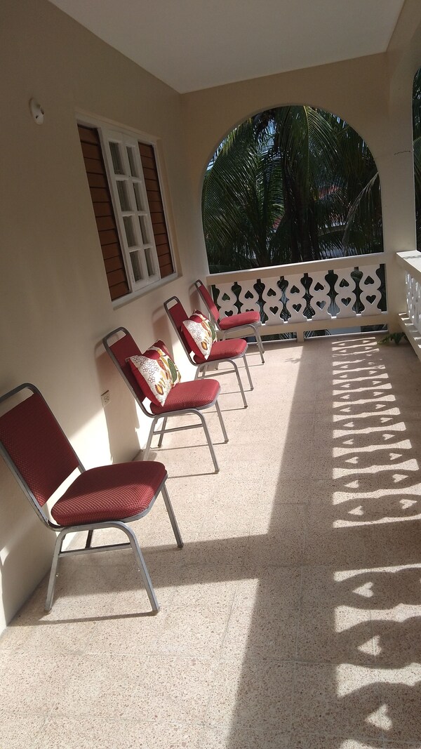 Comfortable 2-bedroom House In Beautiful Montego Bay With Ac, Wifi,free Parking. - Montego Bay