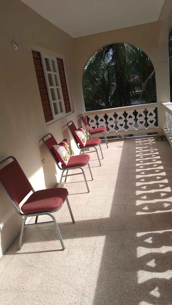 Comfortable 2-bedroom House In Beautiful Montego Bay With Ac, Wifi,free Parking. - Montego Bay