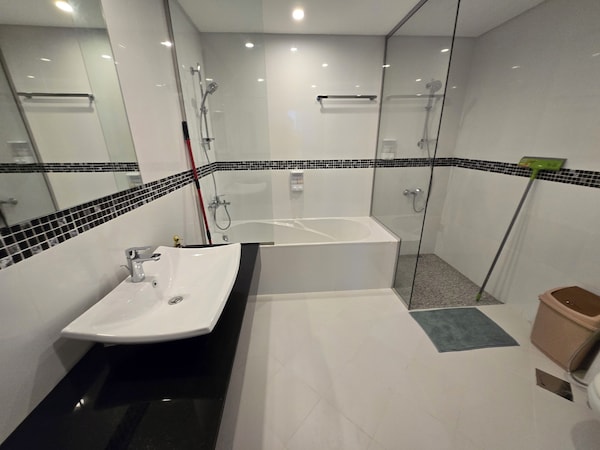 Premium Apartment Manama 2 Bathrooms Sea View, Pool, Spa, Saunas, .... - Bahrain