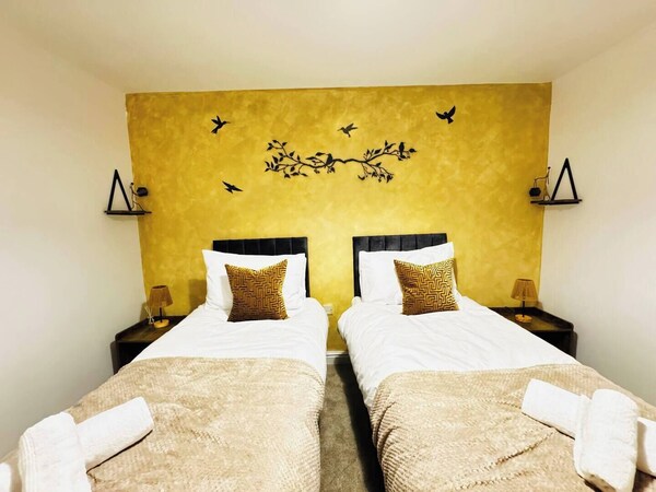 Realocator Hub - Spacious 2bed2bath + Parking + Storage In Sl3 - Slough