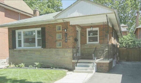 Beautiful House In A Heart Of Hamilton - 해밀턴