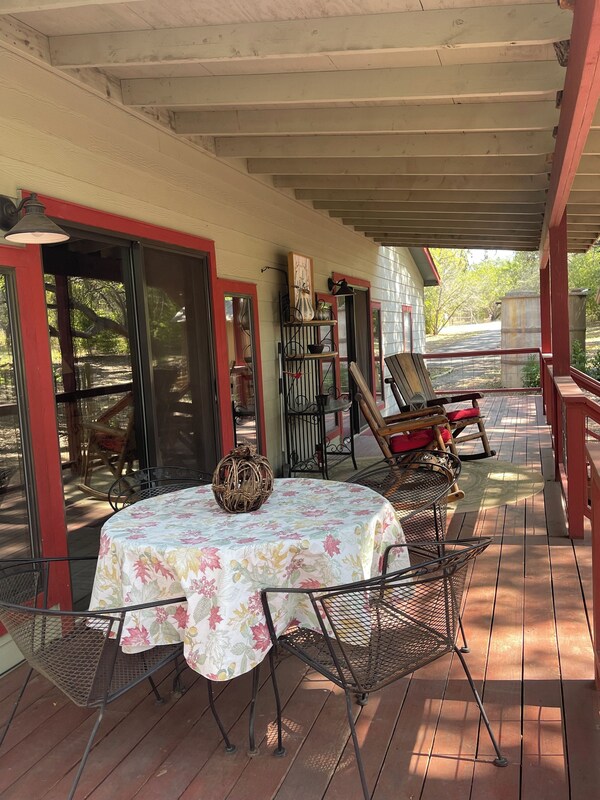 Peaceful,country Cabin In Helotes: Fire Pit Under An Umbrella Of Huge Oaks - San Antonio, TX