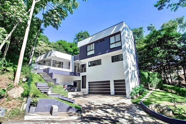 Exquisite 7-bedroom Mansion In Escazú Featuring Heated Pool, Jacuzzi, & Full Ac. - San José, Costa Rica