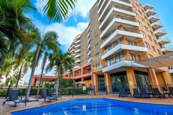 Resort Style City View W/ King Bed, Pool, Balcony - Darwin