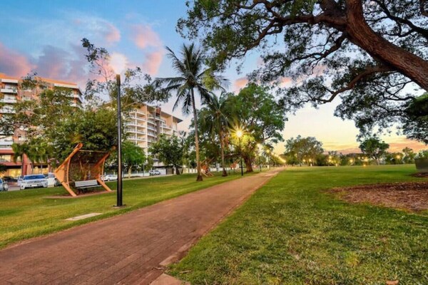 Resort Style Escape W\/ King Bed, Pool, Balcony - Darwin