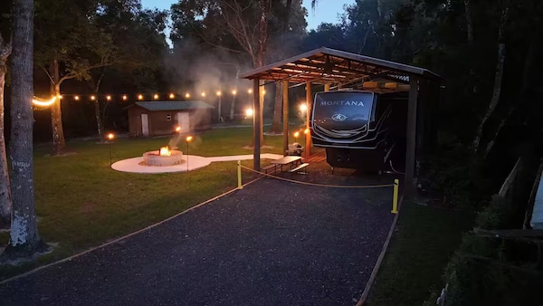 Small Town Glamping With Fire Pit; Charming & Cozy; Secluded Yet Close To Town - DeLand, FL