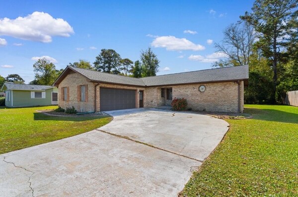 Surfside Hideaway! Charming 3 Bed, 2 Bath Home. Only 1 Mile To Beach! - Murrells Inlet, SC