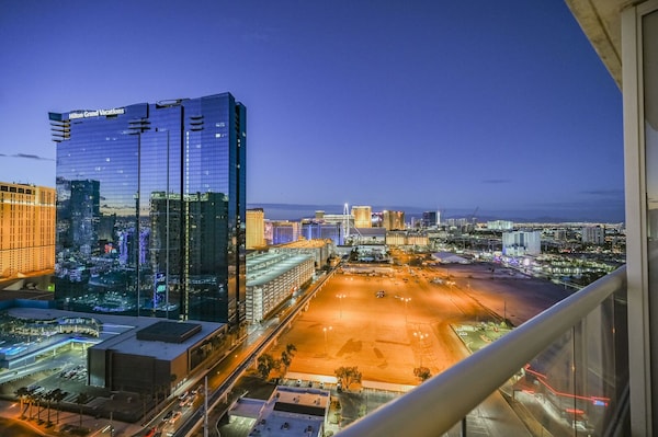 Sphere Strip View | Balcony | Signature At Mgm C4s3* - Bellagio