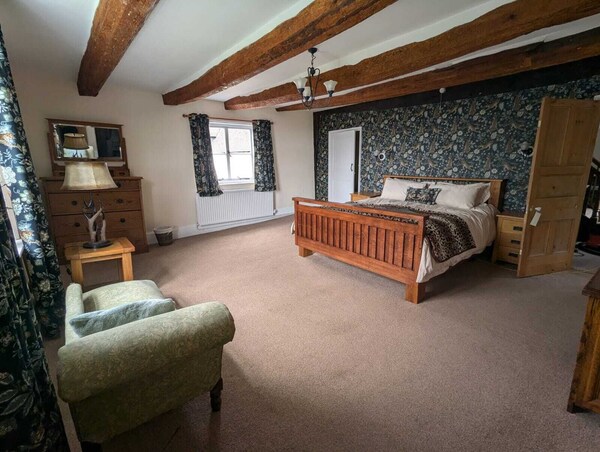 Dog Friendly, 7-bed Farmhouse Near Malvern Hills With Wifi And Hot Tub, - Cotswolds