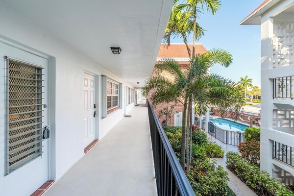 Gorgeous Home Just A Few Minutes Walk From Beach And Vibrant Life - Fort Lauderdale, FL