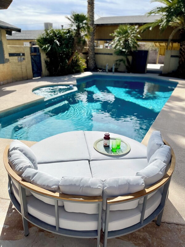 Modern 7br Cinema & Pool & Guest House - Las Vegas, NV