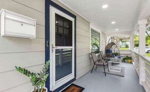 Downtown Tulsa Home - The Blue Cheyenne. Large Backyard With Hot Tub! - Tulsa, OK