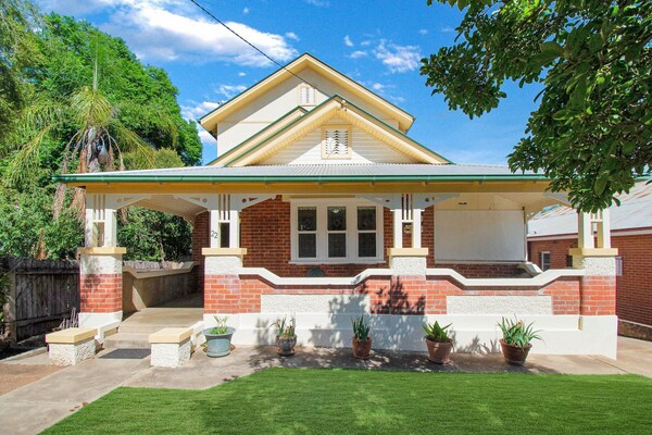 The Richardson - Spacious Entertaining, Sleeps 8 - Wagga Wagga