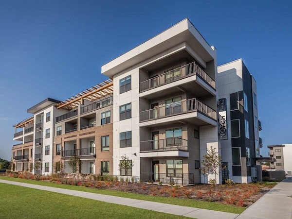Cozysuites Modern 2br, Nora Indianapolis #9 - Fishers, IN