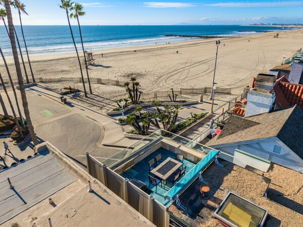 Beachfront | Rooftop Deck | Ocean Views | Walk To Pier, Surf & Dining! - Newport Beach, CA