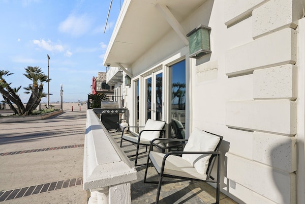 Beachfront On Boardwalk | Ocean Views | Private Patio | Steps To Sand & Pier | Pet-friendly - Newport