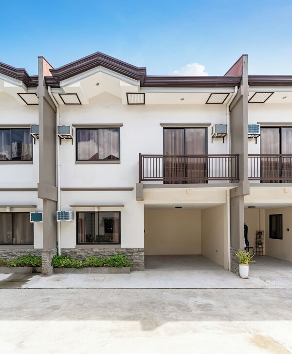 Entire Townhome 3br & 3ba Best For Groups With Parking, Washer, Wifi And Netflix - Cebu City