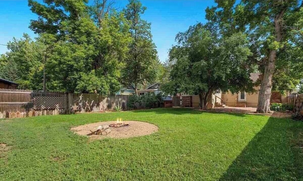 Dog Friendly ~ Old Town Windsor ~ Locust Abode - Loveland, CO