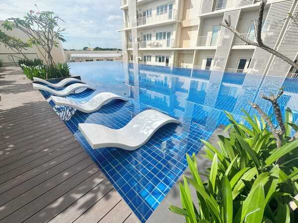Beautiful Fully Furnished Condo In Wonderful Bgc With Great Amenities! - Makati