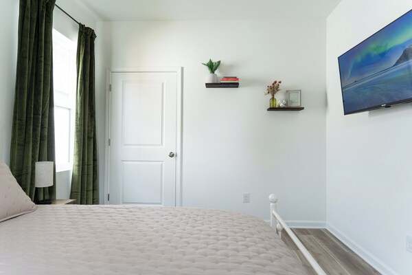 Next To Fairgrounds  Clean, Pet-friendly Stay - Castleton, IN
