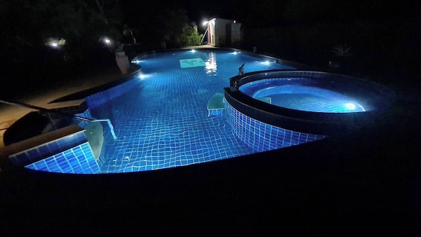 Beautiful Bungalow With Shared Outdoor Pool And 2km From The Beach - Khao Yai