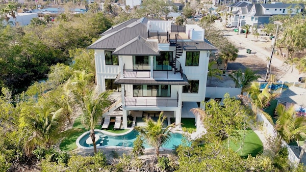 Luxury Home Steps From Siesta Key Beach With Game Room And Resort-style Pool - Siesta Key