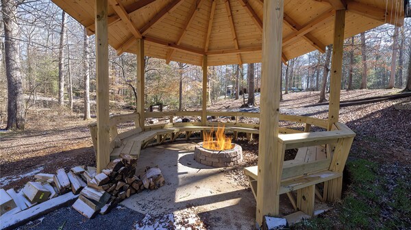 Sasquatch Encounter: Theater, Firepit, Arcade, Hot Tub, Close 2 Dollywood - Sevierville