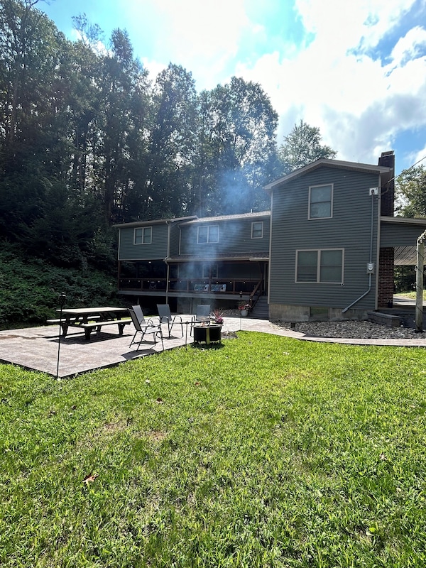 Charming 5-bedroom Cabin With Hot Tub + Pickle-ball Court - Pillow, PA