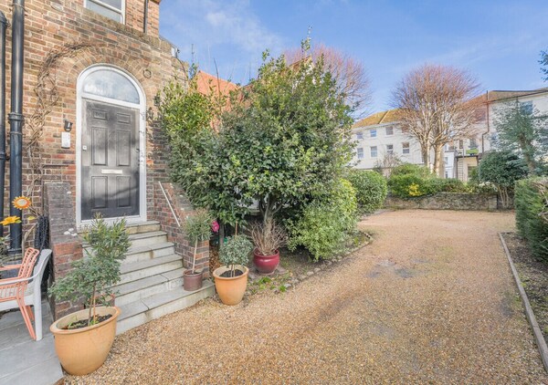 The Beech - Two Bedroom Apartment, Sleeps 4 - Eastbourne